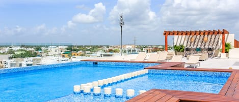 Piscina externa, espreguiçadeiras