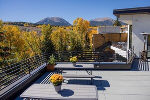 Terraço com espreguiçadeiras