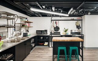 Um frigorífico no espaço comum, um micro-ondas no espaço comum 