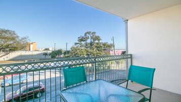 Apartamento em Condomínio Fechado, 2 camas queen-size, acesso à piscina | Terrenos do alojamento