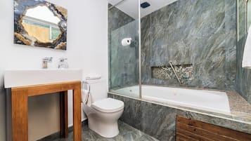 Estúdio Deluxe, 1 cama king-size | Casa de banho | Um polibã, artigos de higiene pessoal grátis, toalhas fornecidas, sabão