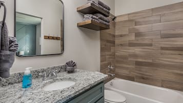 Apartamento luxo | Banheiro | Chuveiro/banheira combinados, secador de cabelo, toalhas de banho