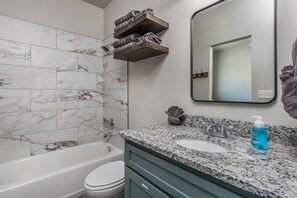 Apartamento Deluxe | Casa de banho | Uma combinação polibã/banheira, um secador de cabelo 