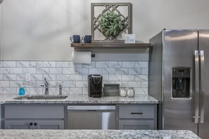 Apartamento Deluxe | Cozinha privada | Um frigorífico/congelador grande, um micro-ondas, um forno 