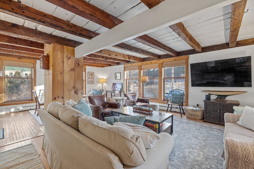 Spacious Farmhouse Estate Overlooking A Babbling Brook With Hot Tub - New Hampshire