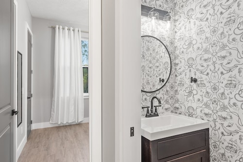 2 Family Units | 10 Bedrooms | Sleeps 21 | 1 Block To Beach | Pool - Florida