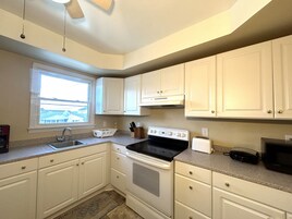 Apartamento família | Cozinha privada | Geladeira grande, micro-ondas, fogão, cafeteira/chaleira