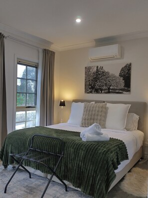 Quarto Deluxe | Lençóis de algodão egípcio, roupa de alta qualidade, edredões de penas 