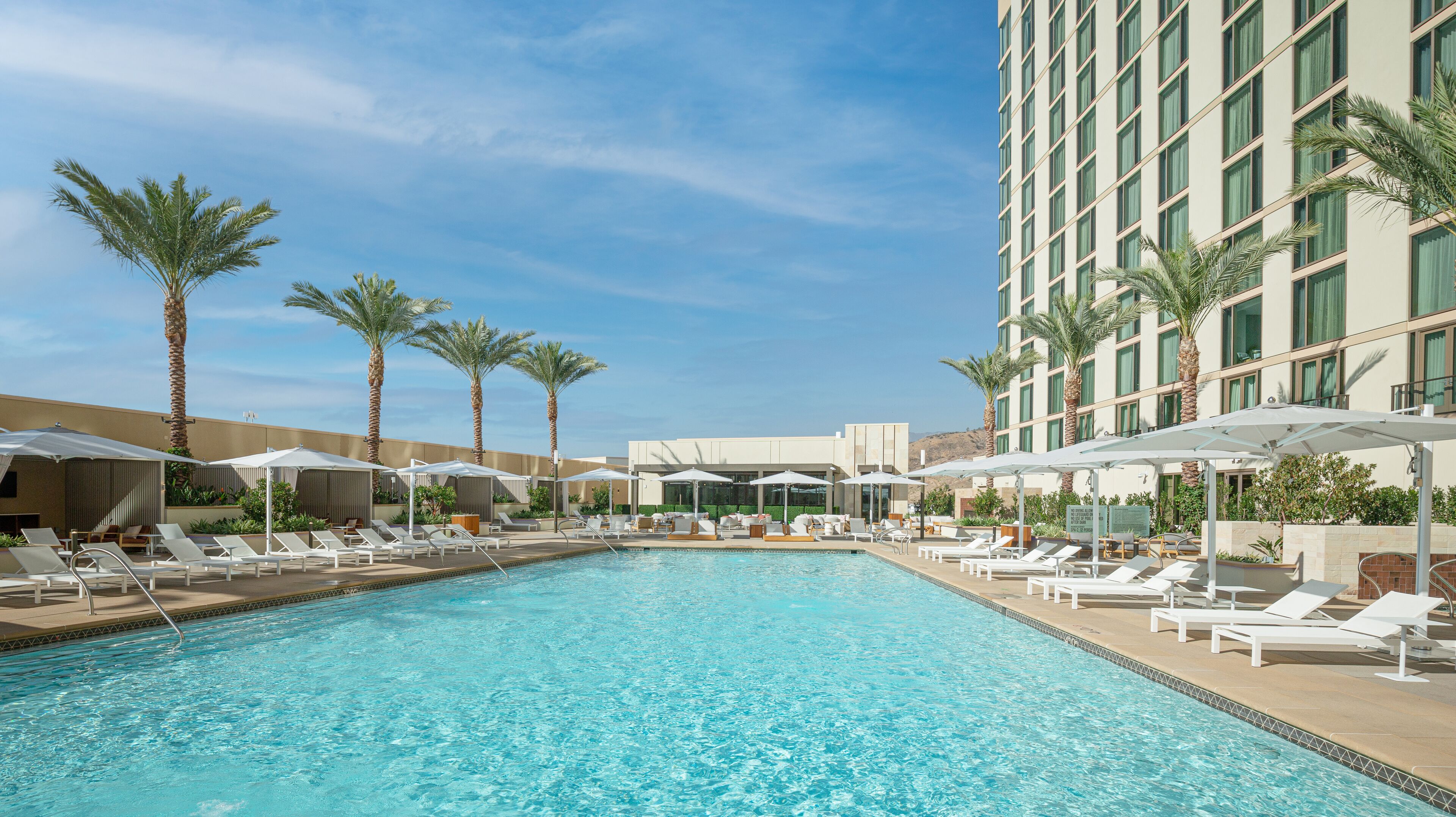 Piscina exterior, da(s) 9:00 à(s) 21:00, toldos (sobretaxa) 