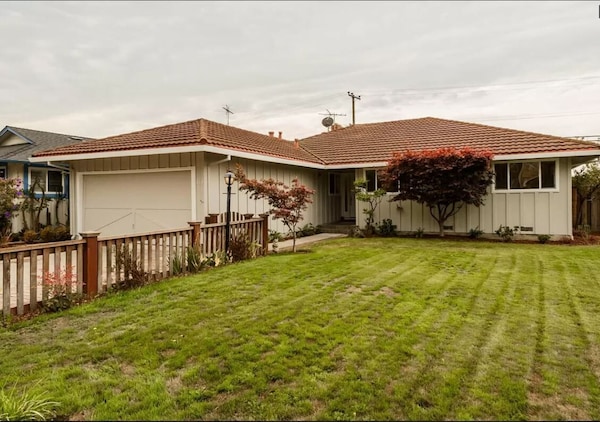 3 Bed 2 Bath House San Mateo Next To Lagoon - Burlingame, CA