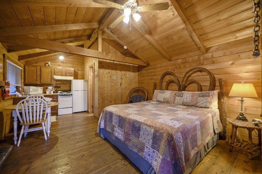 Wisteria Way | Sleeps 4 | Cozy Studio Cabin Near Beavers Bend - Oklahoma