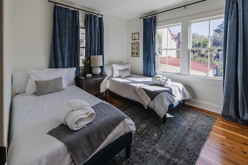 ✦ New Listing ✦ The Little Swan - Charleston, SC