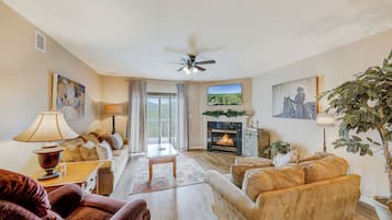 Condo (632 - Livin' It Up - No Pets Allowed) | Área de estar | TV, lareira
