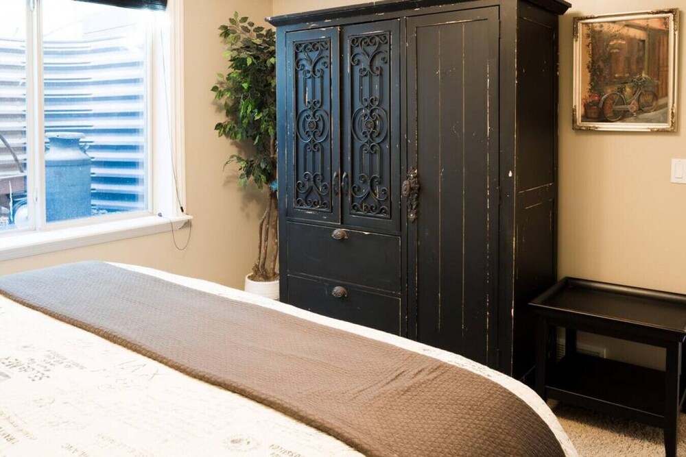 Snuggle Down Inn: 1br In-law Basement Suite - Heber City, UT
