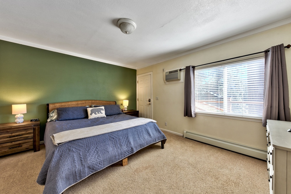 Zephyr Cove 2 Bedroom Peek A Boo View Home For Tahoe Adventures - Stateline, NV