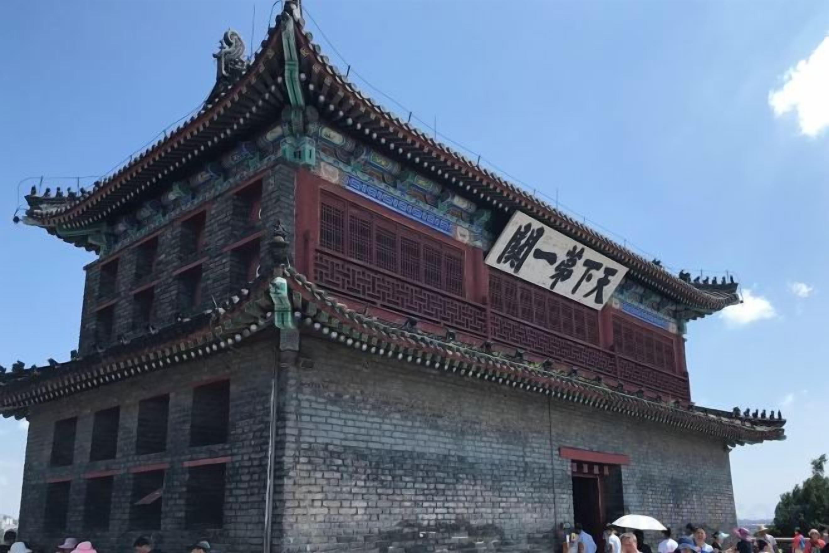 Um edifício tradicional com telhado em telhas e uma placa.