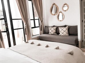 Quarto casal superior | Roupas de cama premium, cofres nos quartos, individualmente decorados