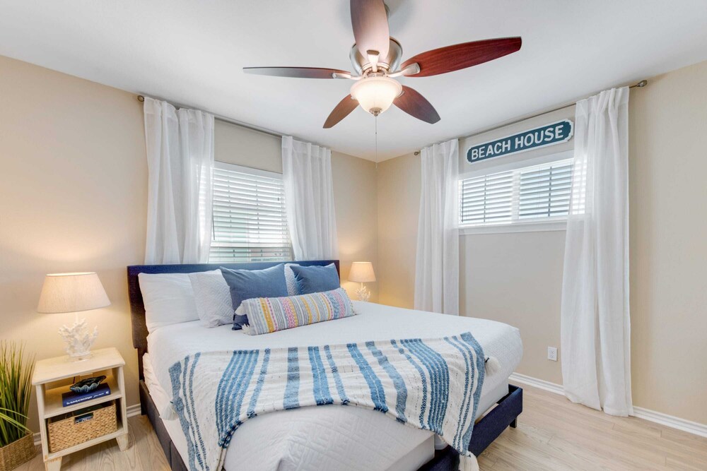 Salty Peach, Pool, Shuffleboard, Porch Swing - Port Aransas, TX