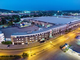 Fachada da propriedade à noite