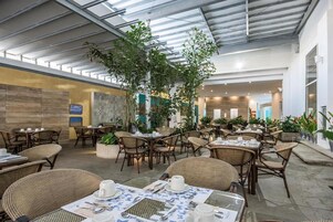 Café da manhã com buffet grátis todos os dias