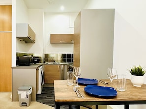 Apartamento | Cozinha privada | Geladeira, micro-ondas, fogão, cooktop