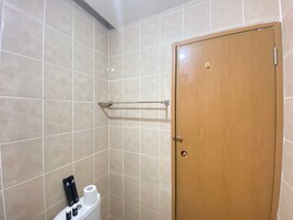 Quarto | Casa de banho | Um polibã, artigos de higiene pessoal grátis, toalhas fornecidas 