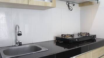 Quarto | Cozinha privada | Um frigorífico, uma placa de cozinha, utensílios de cozinha