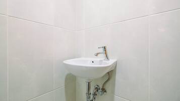 Quarto | Banheiro | Chuveiro, produtos de toalete grátis, toalhas de banho