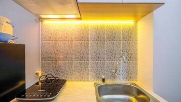 Quarto | Cozinha privada | Geladeira, cooktop, talheres/pratos/utensílios de cozinha