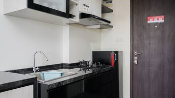 Quarto | Cozinha privada | Um frigorífico, uma placa de cozinha, utensílios de cozinha