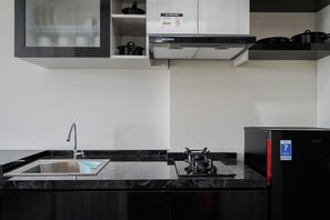 Quarto | Cozinha privada | Geladeira, cooktop, talheres/pratos/utensílios de cozinha