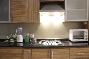 Quarto | Cozinha privada | Geladeira, cooktop, talheres/pratos/utensílios de cozinha