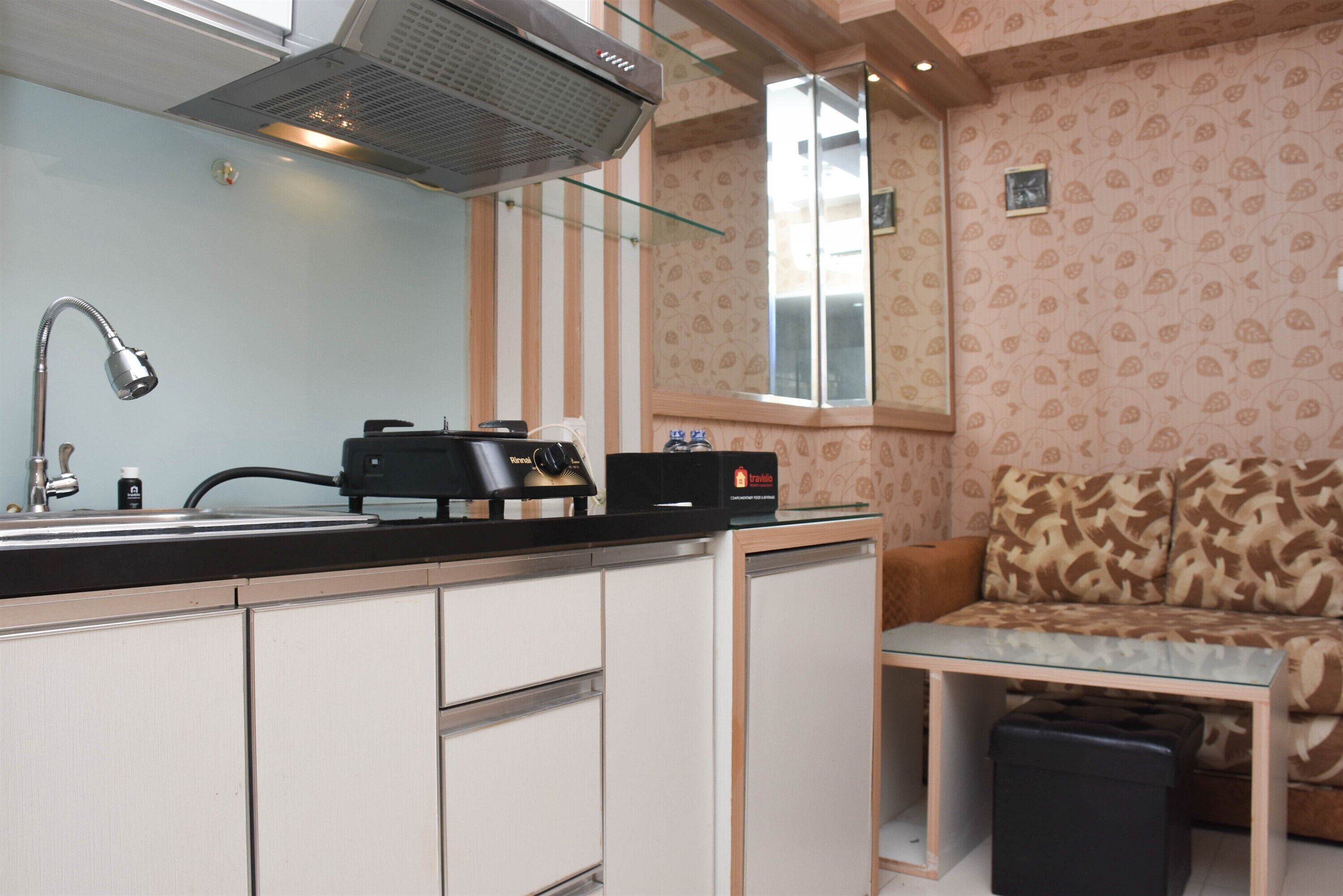 Quarto | Cozinha privada | Um frigorífico, uma placa de cozinha, utensílios de cozinha 