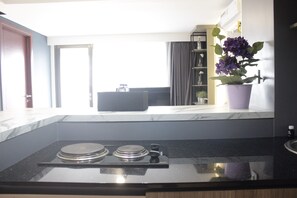Quarto | Cozinha privada | Um frigorífico, uma placa de cozinha, utensílios de cozinha 