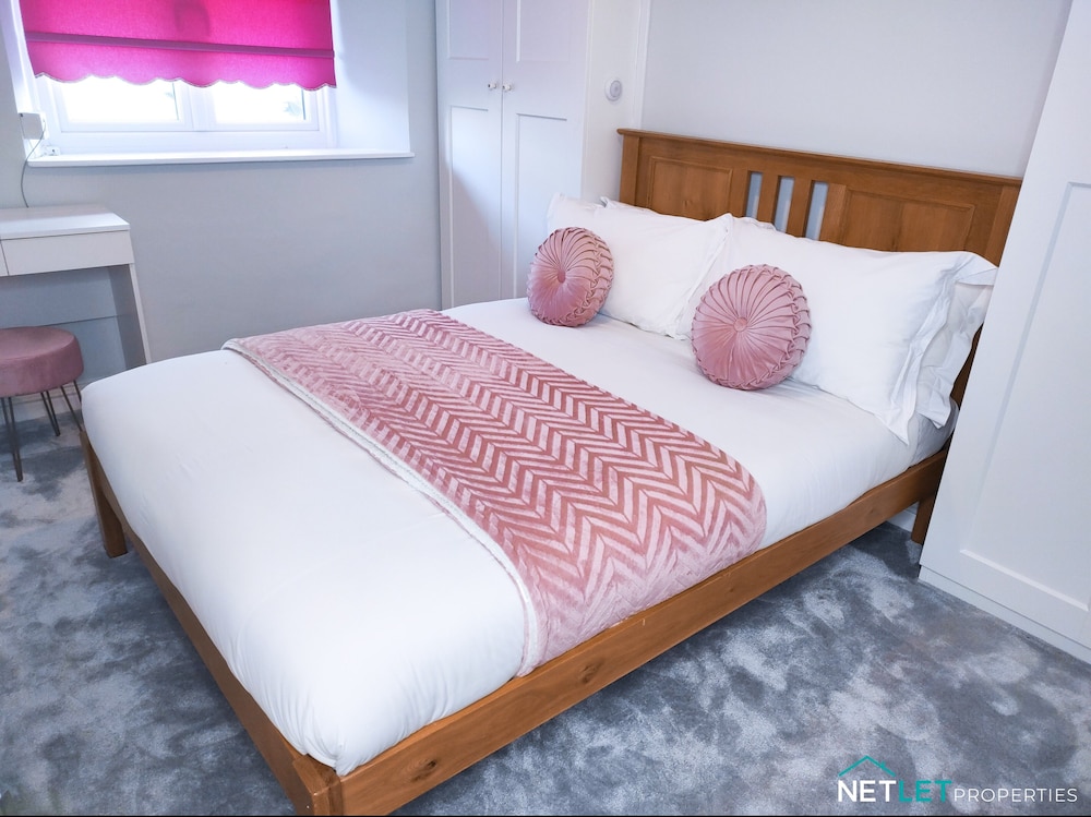 Dog Friendly Cottage Perched On The Hillside Overlooking Neylands Marina In Pembrokeshire. - Blue Lagoon Water Par, Narberth