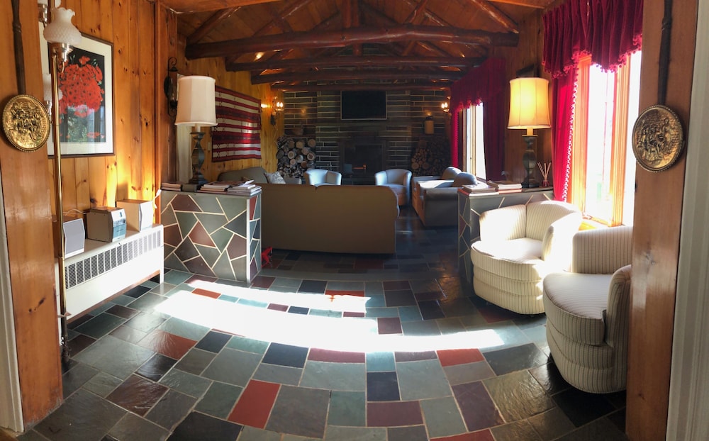 Spacious 5-bedroom W/ Huge Yard. Rural Getaway! - Granville, NY