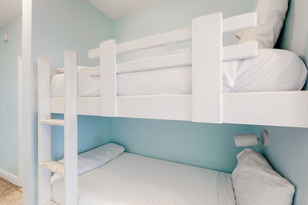 Beachfront With Gulf-view Patio & Pool, High-speed Wifi, Ac - Steps To Boardwalk - Mary Esther, FL