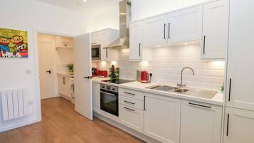 Um frigorífico, uma máquina de lavar louça, uma chaleira elétrica