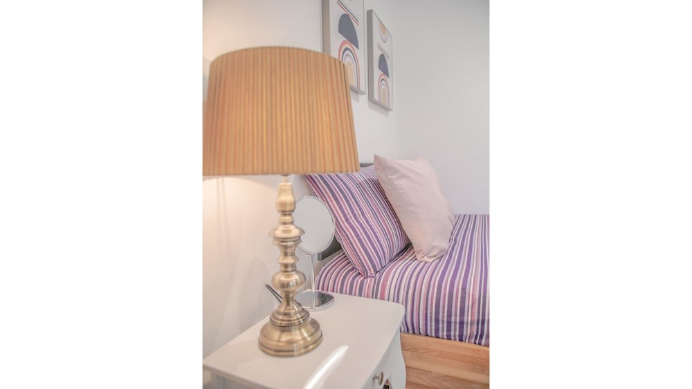 Cheap Chic And Cheerful Pad In City Center - Sheffield