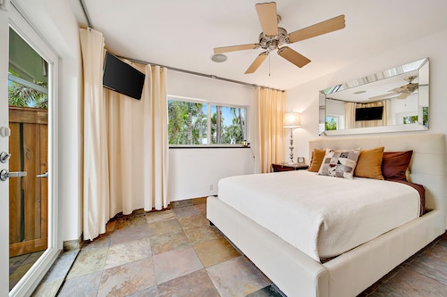 Upscale Modern Beach Home W/ Saltwater Pool & Relaxing Sunroom - Lauderdale-by-the-Sea, FL