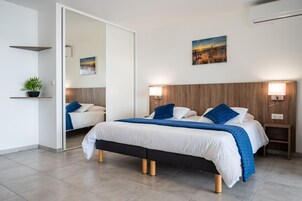 Estúdio superior, 1 cama Queen, vista para o mar | Roupas de cama premium, cofres nos quartos, cortinas blackout