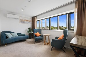 Suíte, 2 quartos, vista para a cidade | Roupas de cama de algodão egípcio, roupas de cama premium, escrivaninha