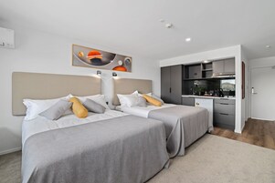 Quarto casal ou duplo luxo, vista para a montanha | Roupas de cama de algodão egípcio, roupas de cama premium, escrivaninha