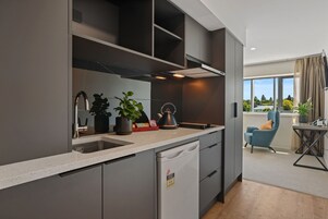 Frigobar, micro-ondas, cooktop, cafeteira/chaleira