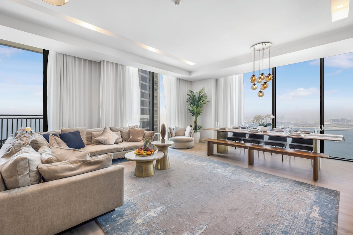 Penthouse de Luxo, 4 quartos, não fumadores, vista para o mar | Sala de estar | Smart TV de 52 polegadas com canais por cabo, televisor