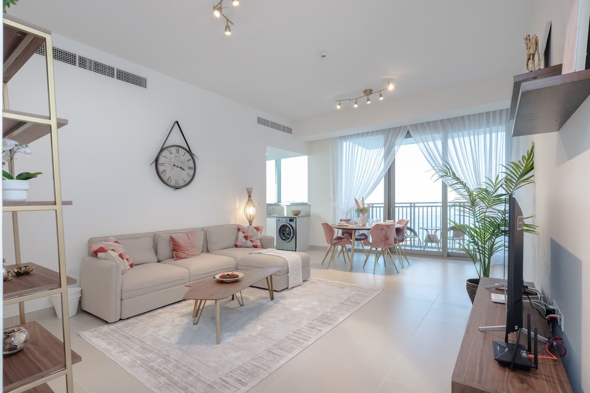 Premier Apartment, 2 Bedrooms, Non Smoking, Sea View | Sala | Smart TV de 52 polegadas com canais por cabo, televisor