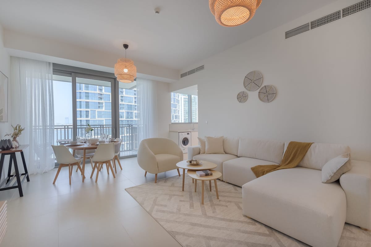 Apartamento Premium, 2 quartos, não fumadores, vista para o mar | Sala | Smart TV de 52 polegadas com canais por cabo, televisor