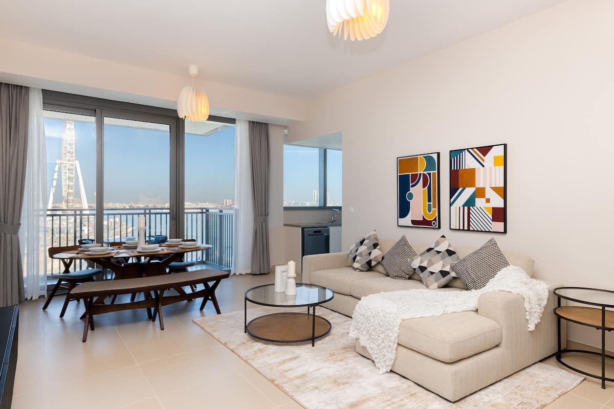 Apartamento Premium, 2 quartos, não fumadores, vista para o mar | Sala | Smart TV de 52 polegadas com canais por cabo, televisor