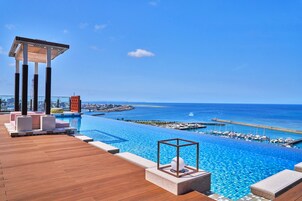 Piscina interna, 2 piscinas externas, barracas de cortesia, guarda-sóis