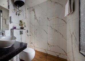 Estúdio clássico (Apartment) | Banheiro | Chuveiro, secador de cabelo (mediante solicitação), chinelos 